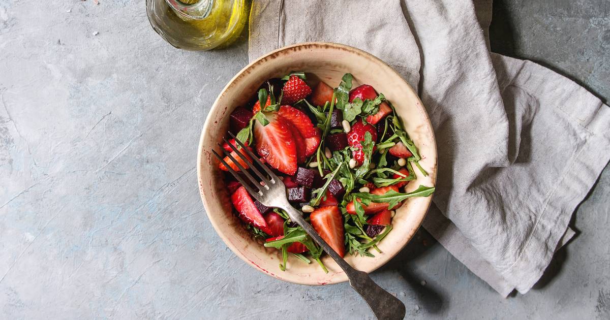 Letni obiad na upały. Trzy przepisy na pyszne sałatki z truskawkami ...