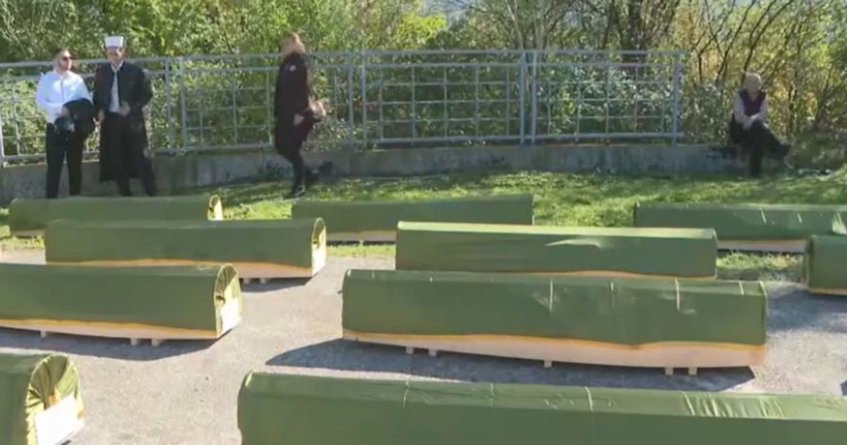 (FOTO) POTRESNE SCENE NA MASOVNOJ SAHRANI U JABLANICI Porodice 19 stradalih stoje pored sanduka ...