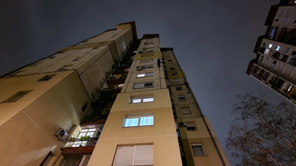 Prve slike s mesta tragedije u Novom Sadu: Mladić pao sa terase - Blic