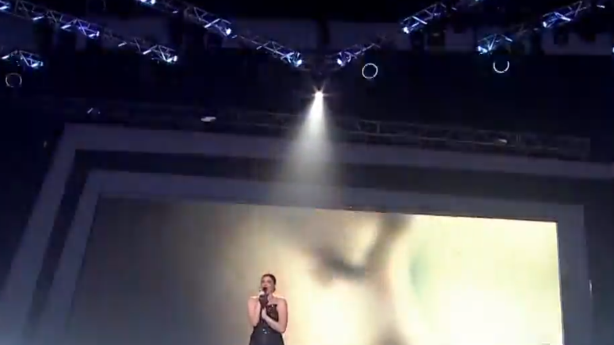 Pevačica sa stomakom do zuba u finalu takmičenja "Zvezde Granda": Đuskala na bini kao da nije u ...