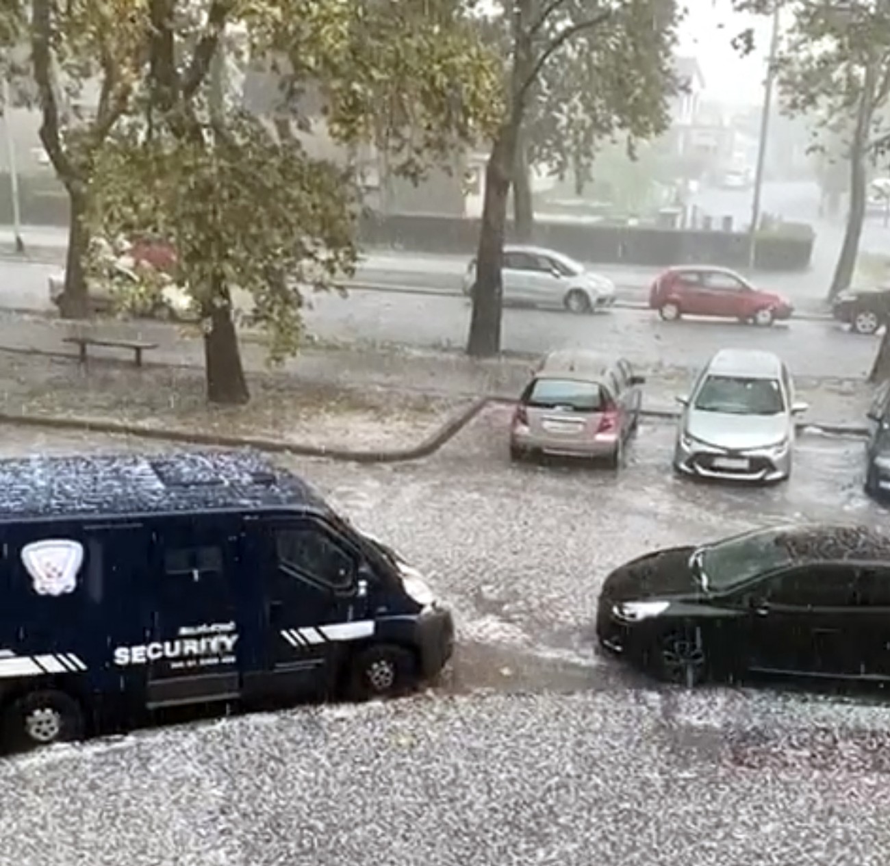 VELIKO OLUJNO NEVREME PROTUTNJALO HRVATSKOM Padao GRAD veličine oraha ...