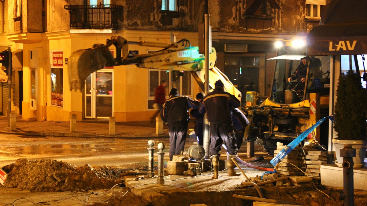 BEZ VODE DO SUTRA U 15 SATI: Pukla cev u Ulici 27. marta, radnici ...