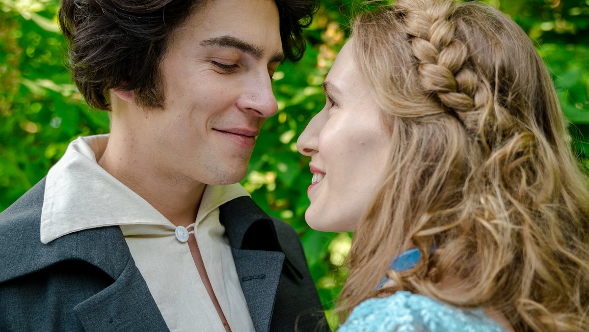 Nikodem Rozbicki w roli Mickiewicza. Na planie nie brakuje gorących ...