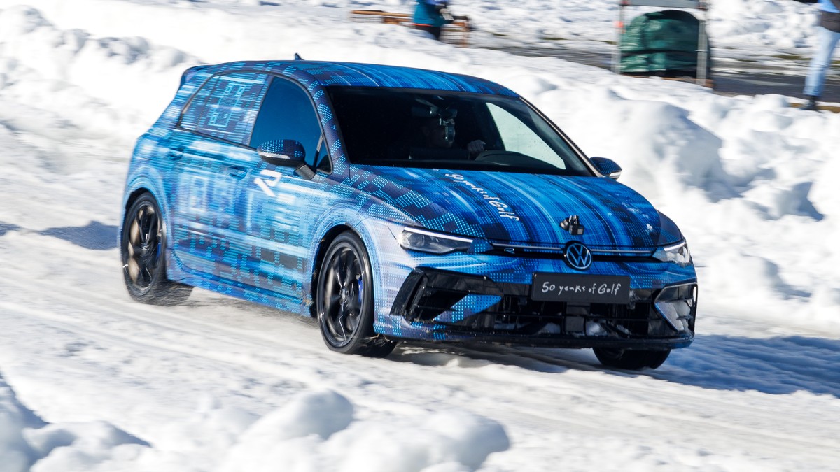 Nowy Volkswagen Golf R po liftingu. W kamuflażu jeździł po lodowym torze