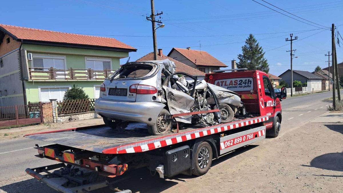 Prve slike teške nesreće kod Bačkog Petrovca: Žena nastradala na licu mesta - Blic