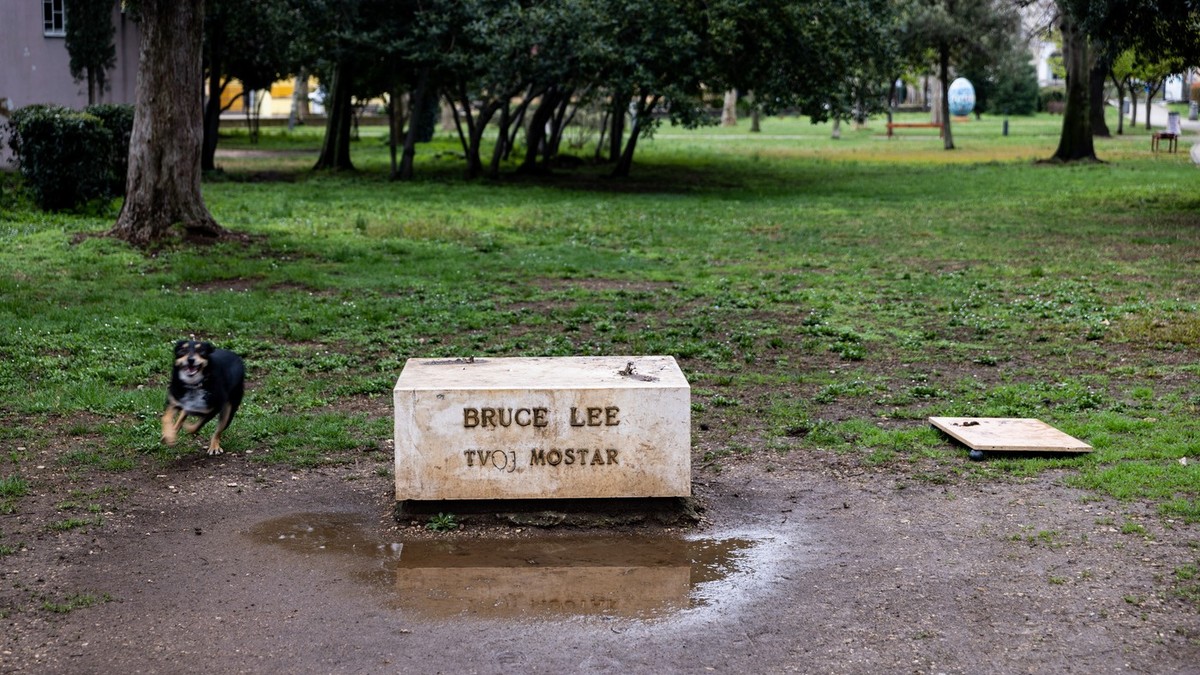 Ukraden spomenik Brus Lija: Nestao preko noći - Blic