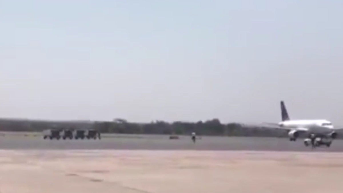 Zvezde ovog urnebesnog snimka su kolica za prtljag, aerodrom, vetar I ...