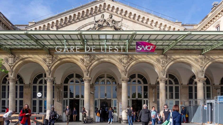 Pokaz światła i dźwięku na fasadzie Dworca Wschodniego w Paryżu ...