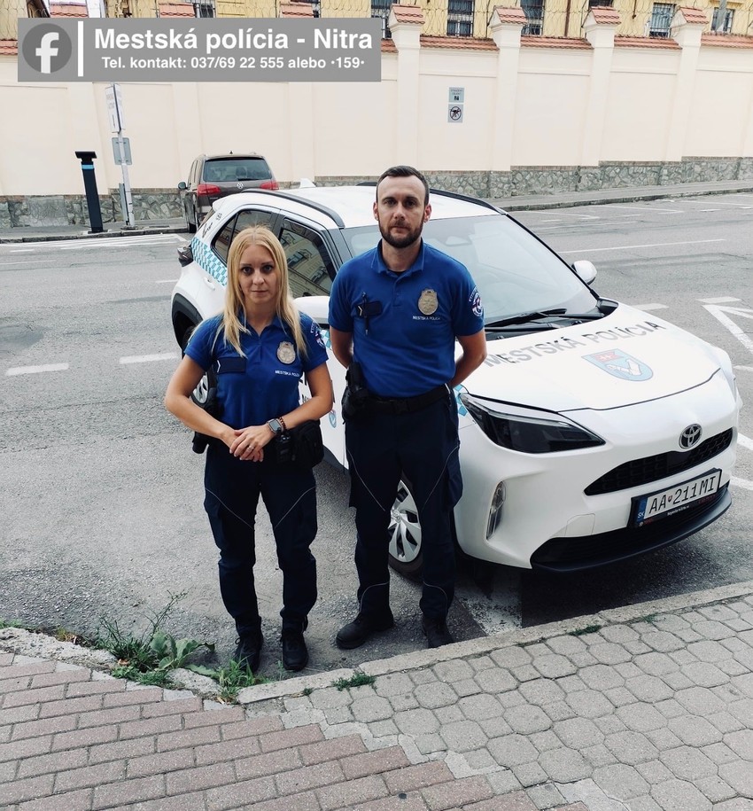 Policija u Nitri spasila dete iz zaključanog auta: Otac namerno ostavio ...