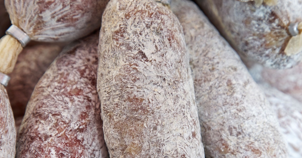 Biały nalot na kiełbasie. Wygląda nieestetycznie, ale czy jest groźny ...