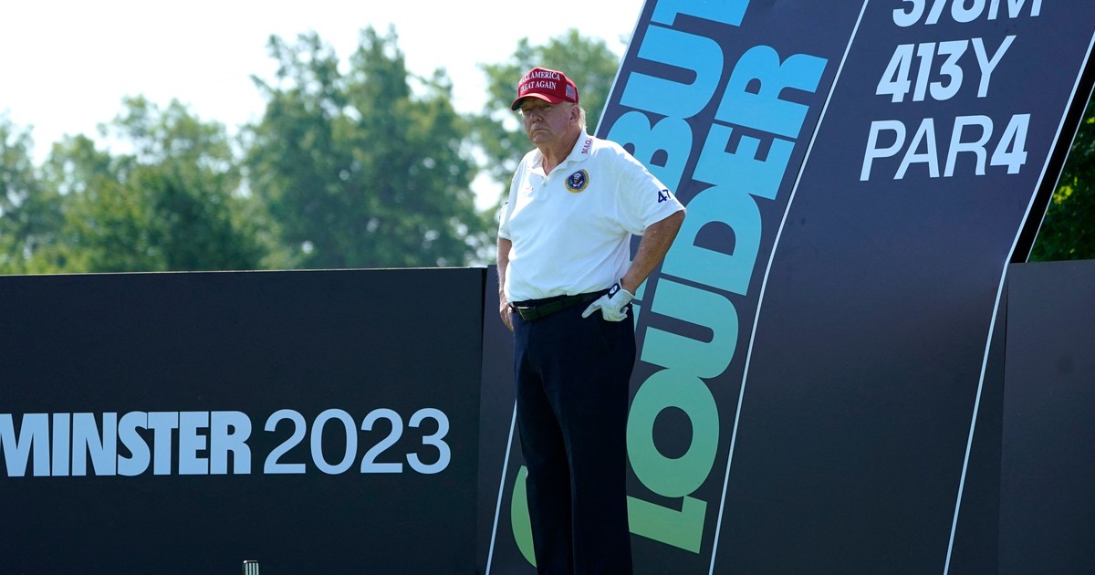 These new photos of Trump looking hella grumpy on a golf course just ...