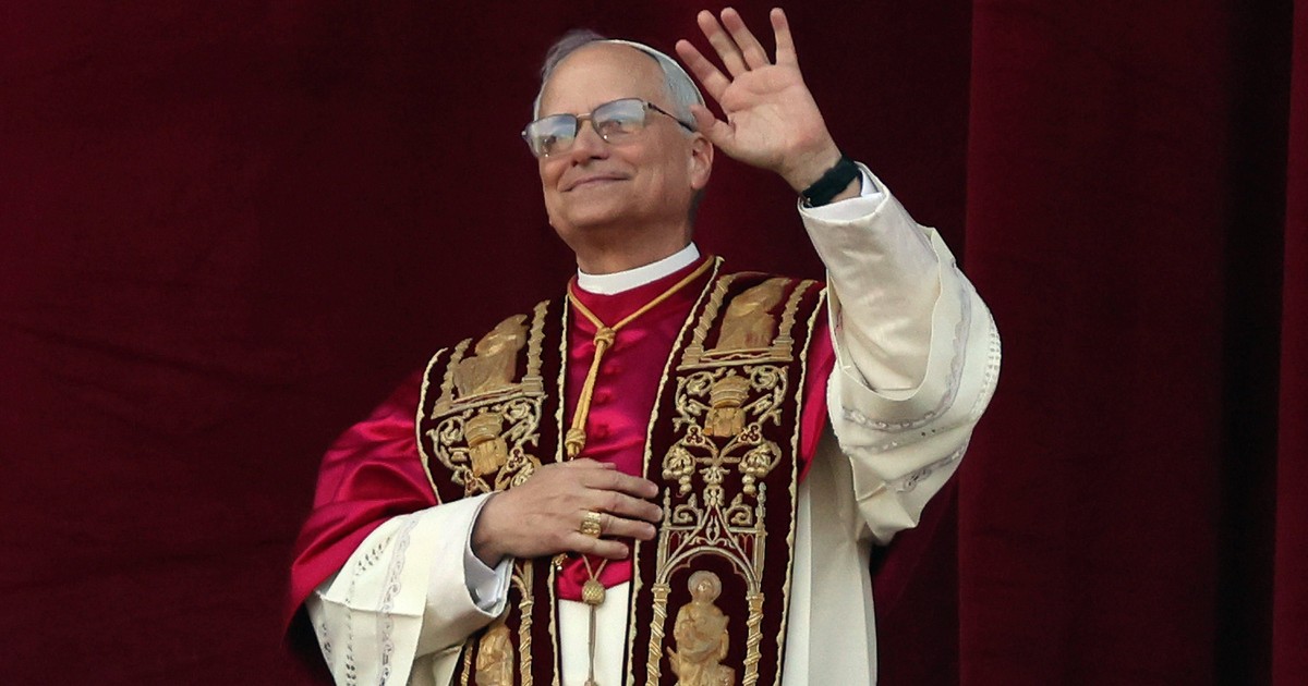 Leon XIV powraca do tradycyjnych papieskich szat. Mucet na ramionach ...