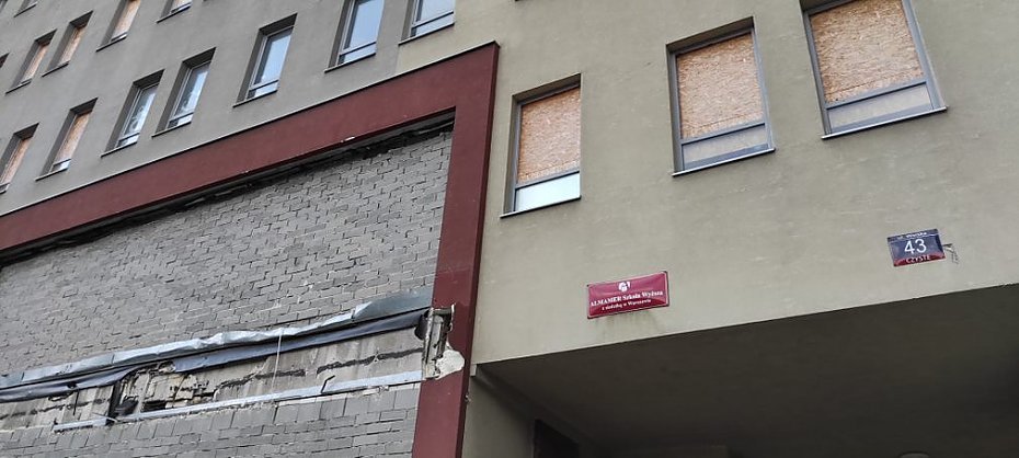 Rudera w centrum Warszawy. Młodzież imprezuje na wszystkich piętrach ...