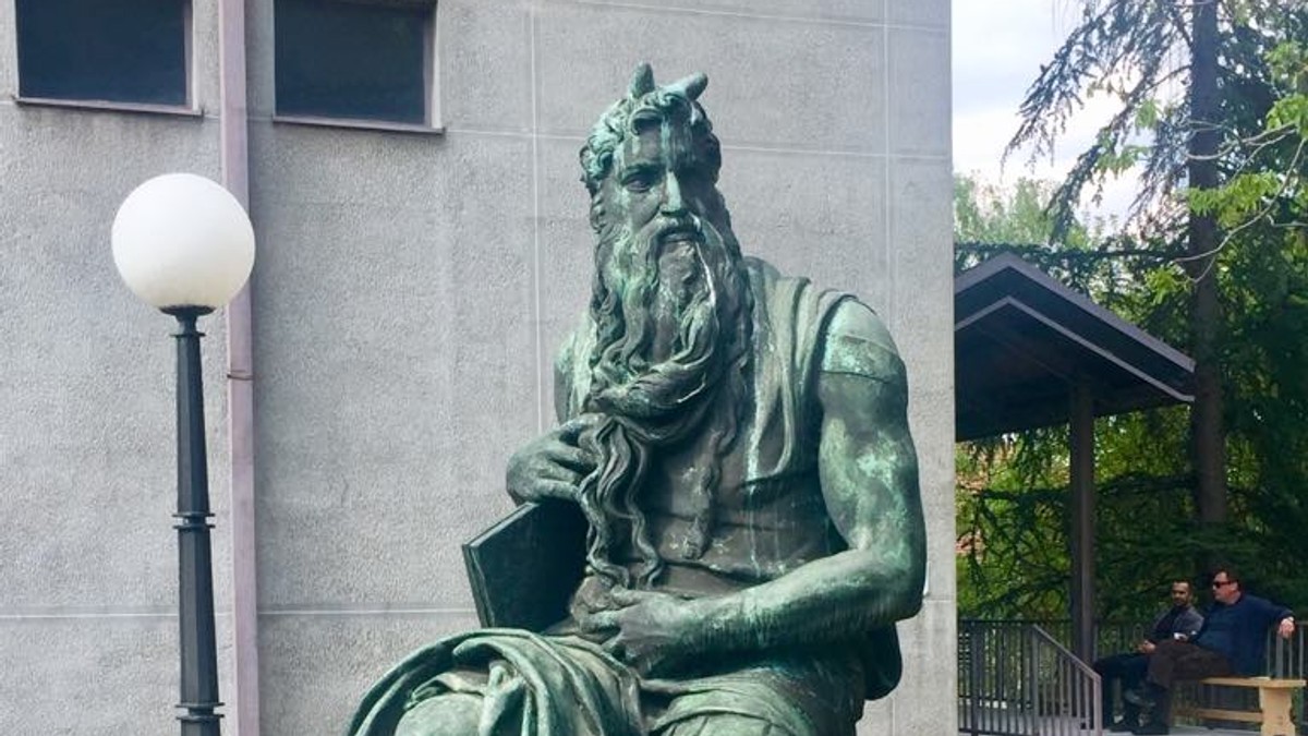 MIKELANĐELOV MOJSIJE SA SENJAKA Beograd ima skulpturu na kojoj bi mu ...
