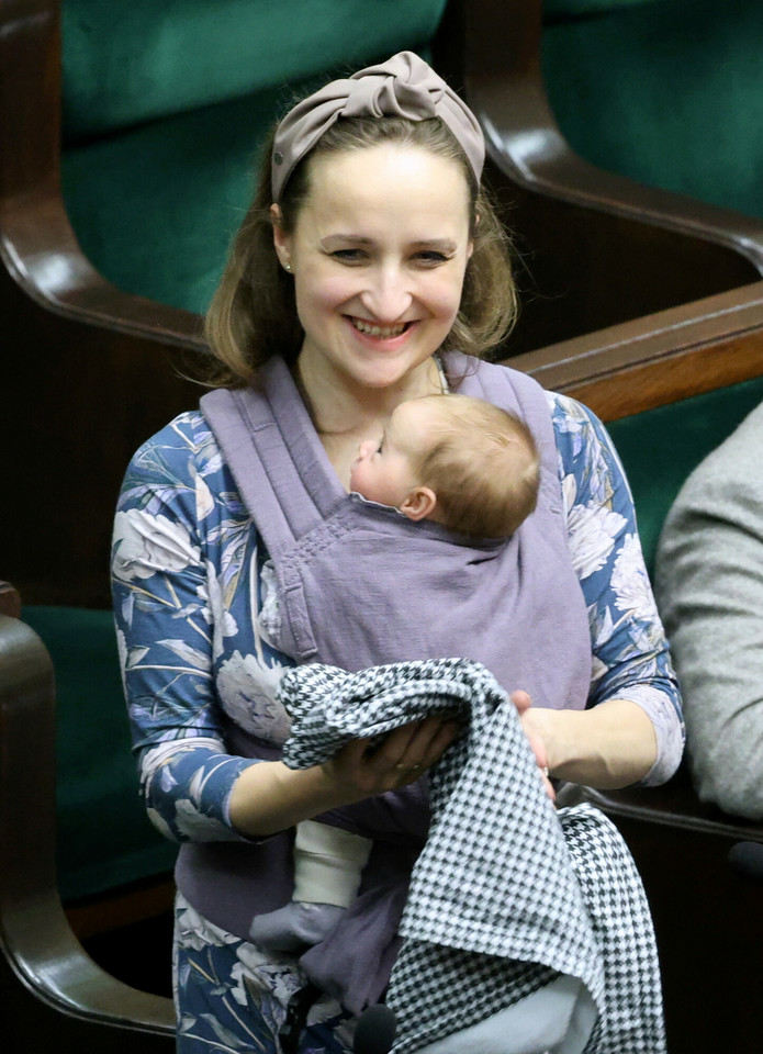 ona-krzysztofa-bosaka-z-dzieckiem-w-sejmie-matka-pracuj-ca-plejada-pl