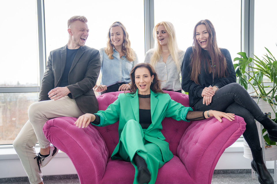 Aleksandra Popławska dziennikarką Plejady. Zrobiła wywiad z Karolakiem ...