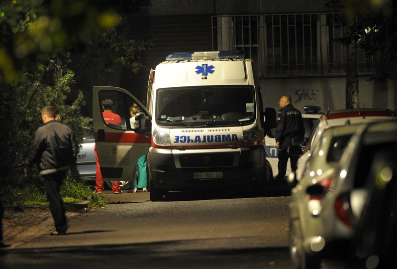 Prednji deo automobila potpuno uništen: Sudar dva vozila u Novom Sadu, policija na terenu (foto ...