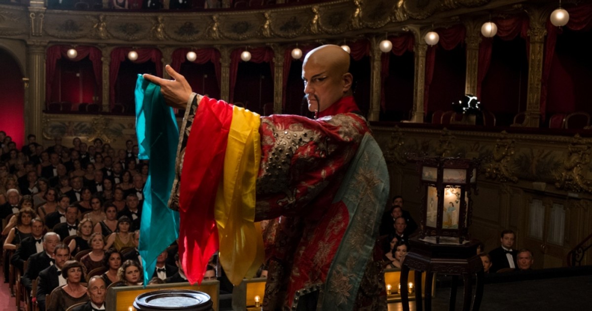 "Magia w blasku księżyca": Colin Firth łysym wąsatym Chińczykiem - Film