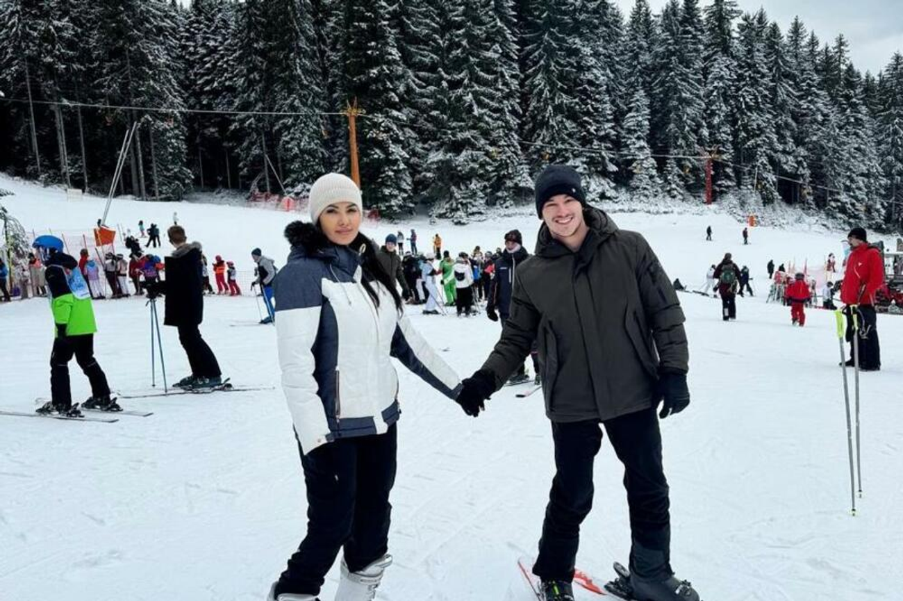 Tanja Savić na zimovanju sa dečkom pilotom i sinovima: Porodična fotka ...