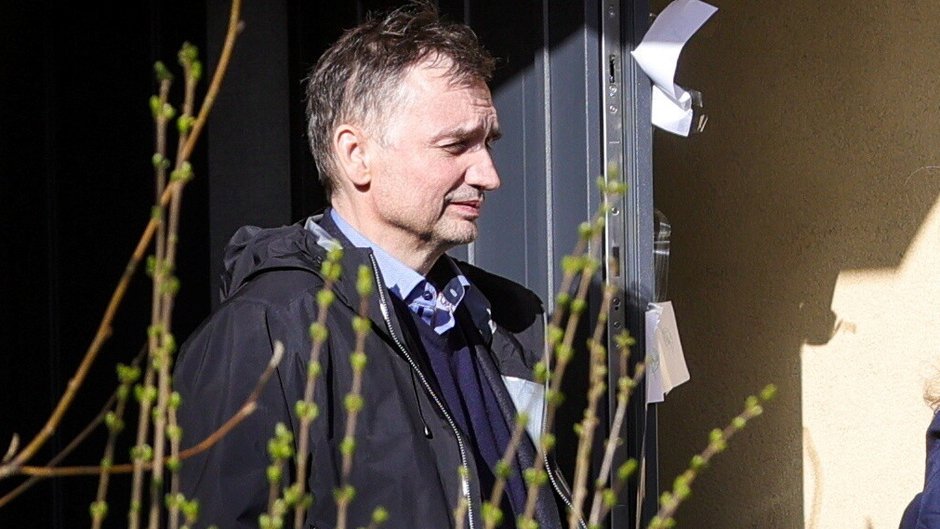 Akta sprawy dotyczącej ojca Zbigniewa Ziobry znalezione w jego domu. Jest ruch prokuratury ...