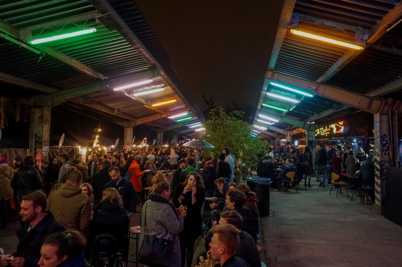 Przewodnik po Nocnym Markecie: co jeść, pić i jak się odnaleźć - Noizz