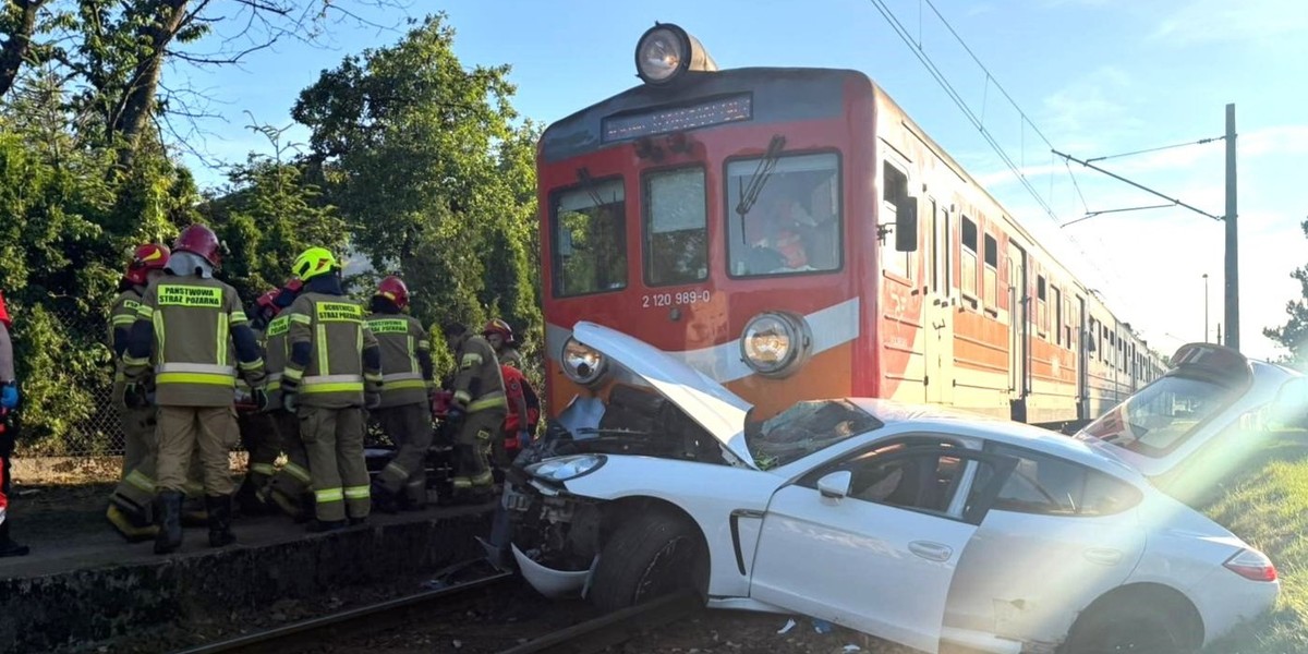 Groźny wypadek w Małopolsce. Porsche wjechało pod pociąg
