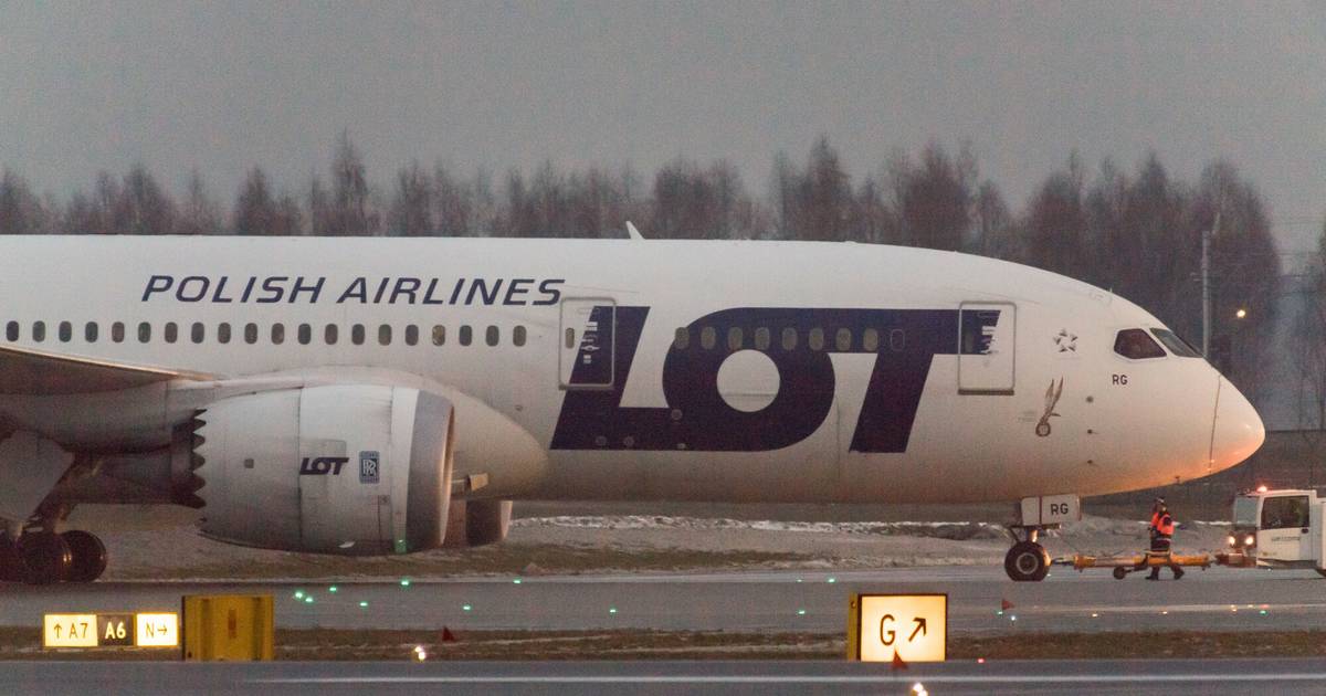 Pierwszy lot trasą polarną do Warszawy. Na pokładzie piła do lodu i polarny zestaw przetrwania ...