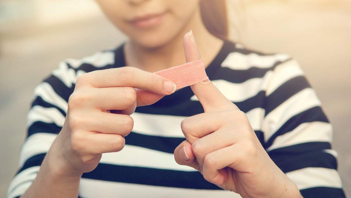 Myślisz, że wiesz jak przykleić plaster? Błądzisz! - Zdrowie