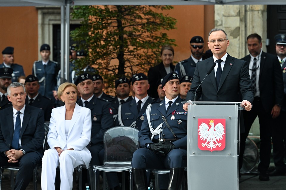 Agata Kornhauser-Duda w bieli. Tym razem zrezygnowała z asymetrii - Plejada.pl