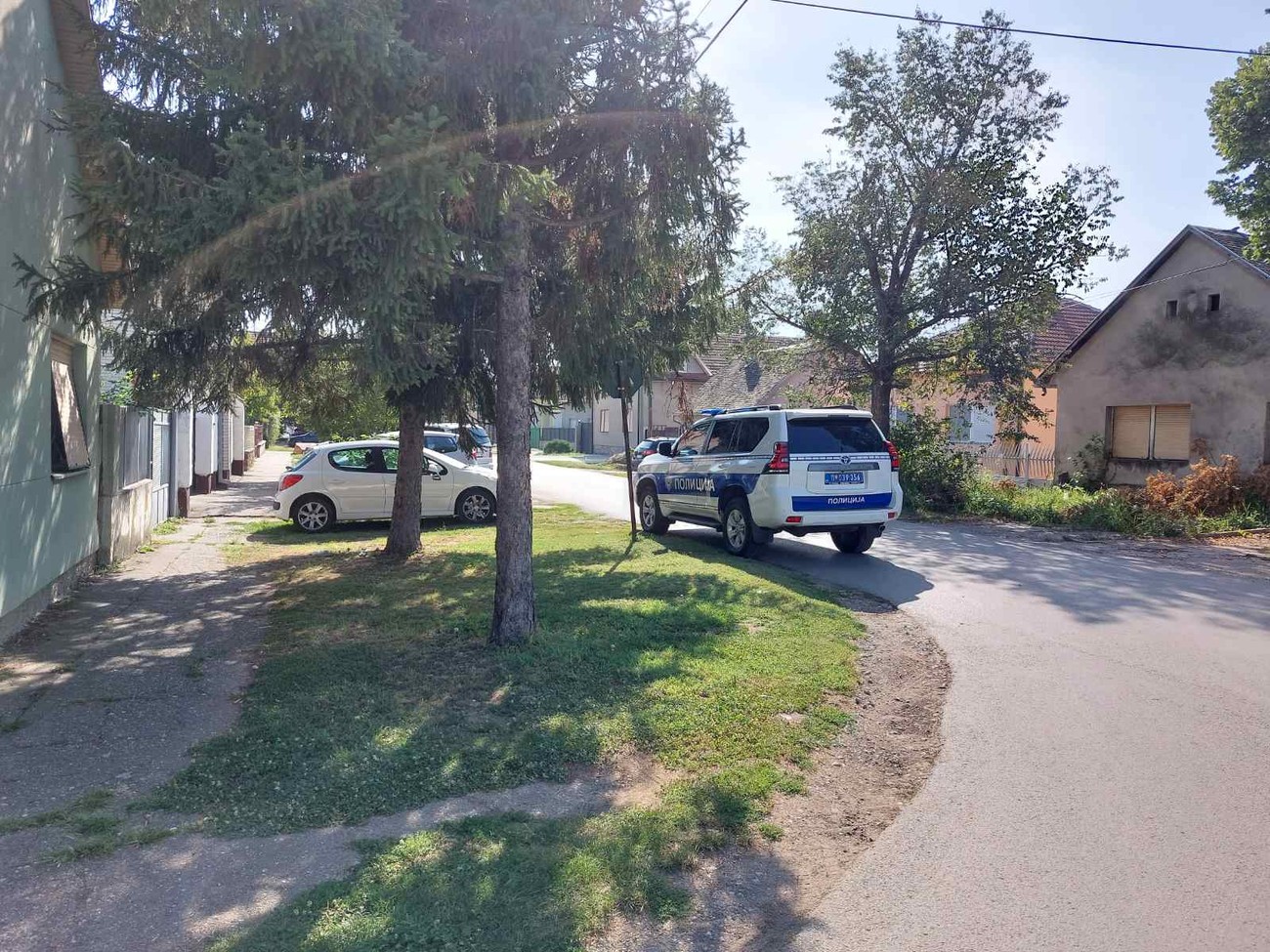 Prve slike sa lica mesta dvostrukog ubistva u Futogu: Lokve krvi po ulici, sve vrvi od policije ...
