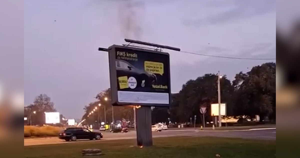 Zapaljen bilbord na Novom Beogradu kod fontane - Blic