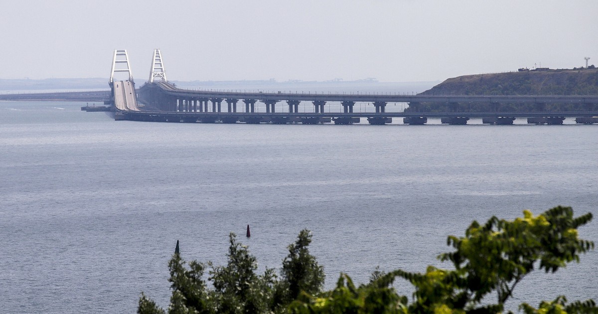 Barki i bariery przy moście. Tak Rosja chroni Krym