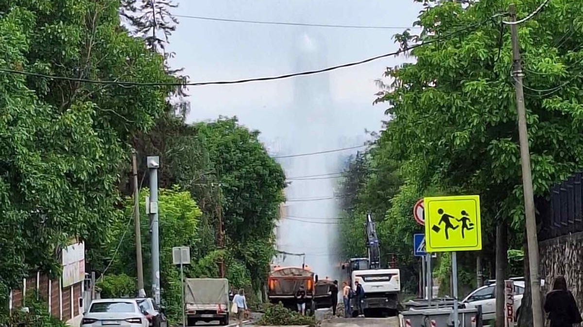 Ponovo gejzir usred Beograda: Pukla cev u Teodora Drajzera, voda šiklja ...