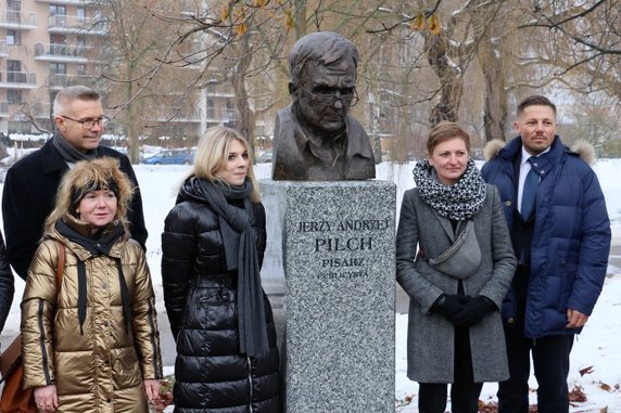 Jerzy Pilch ma swoje popiersie w Kielcach. "Supermęski, superwkurzony ...