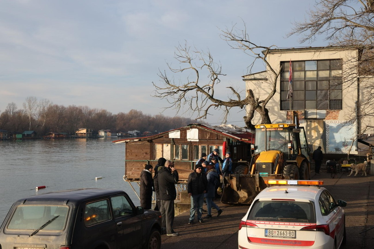 Rušenje splava Gusar na Novom Beogradu: Prve fotografije sa lica mesta (FOTO) - Blic