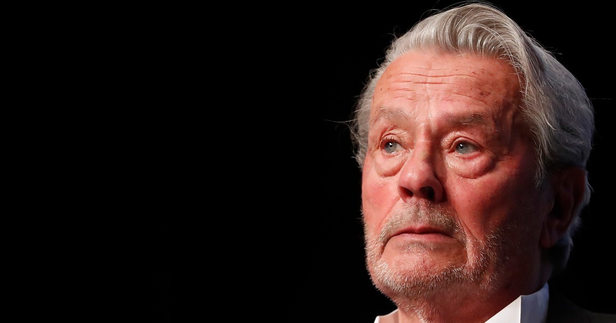 Alain Delon azt kérte, hogy a kutyáját vele együtt temessék el - Blikk
