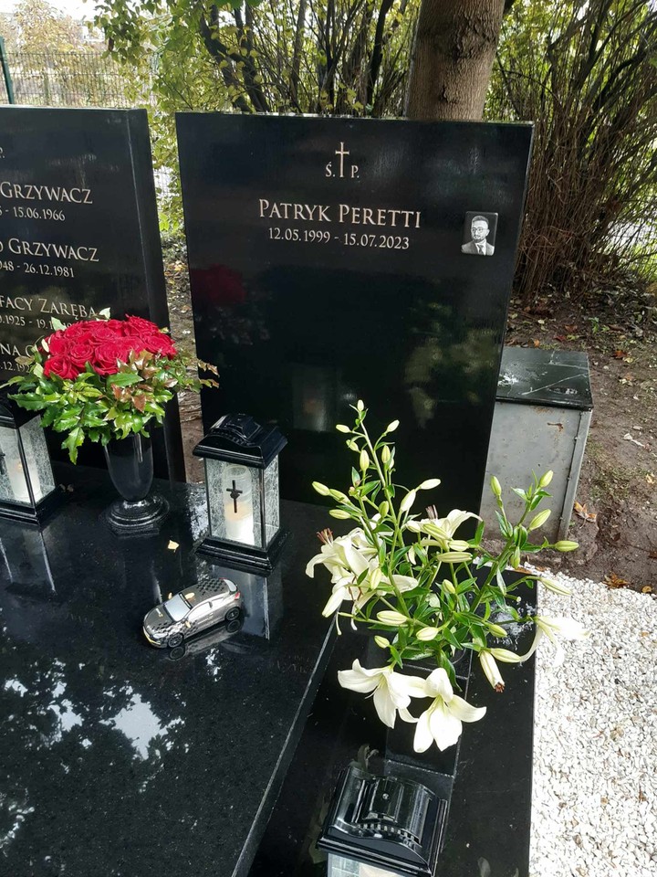 Tak dziś wygląda grób Patryka Perettiego. Uwagę zwraca figurka ...