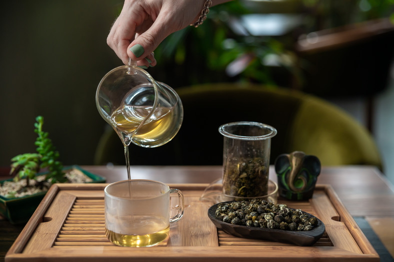 Jak zaparzyć herbatę liściastą? Podpowiadamy, na co zwrócić uwagę - Dom