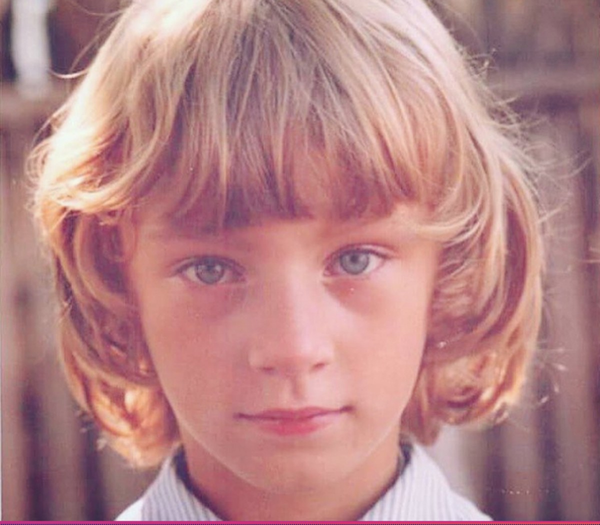 Ova slatka devojčica postala je sjajna pevačica i danas slavi rođendan ...