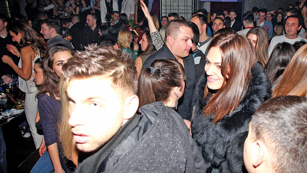 NINA I FILIP U ZANOSU Lekina bivša ovako razmenjuje nežnosti sa mladim ...