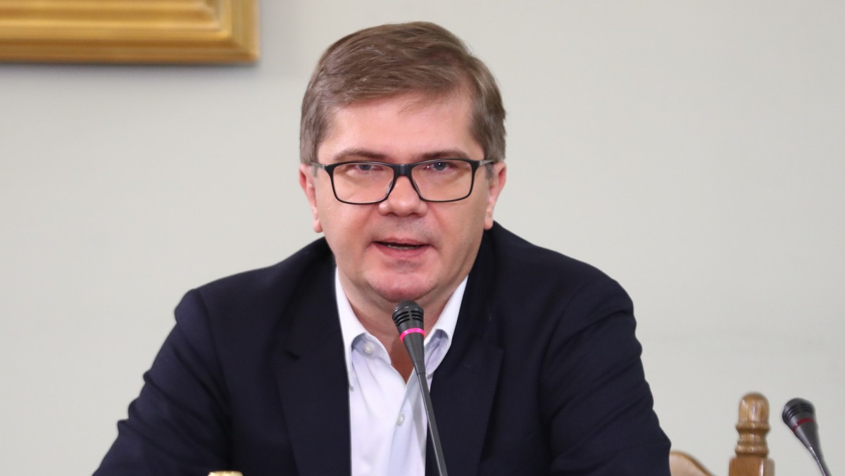 Latkowski bierze na tapet aferę Amber Gold. Latkowski bierze na tapet aferę Amber Gold.