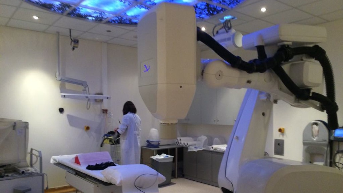 ROBOT KOJI UNIŠTAVA TUMOR Oboleli od raka u Srbiji dobijaju savremeni ...