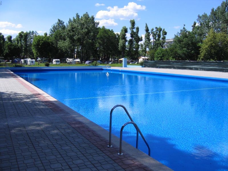 Odkryte baseny w Polsce: lokalizacje w 5 miastach