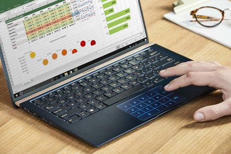 ASUS ZenBook UX433 laptop z klawiatur numeryczn na g adziku