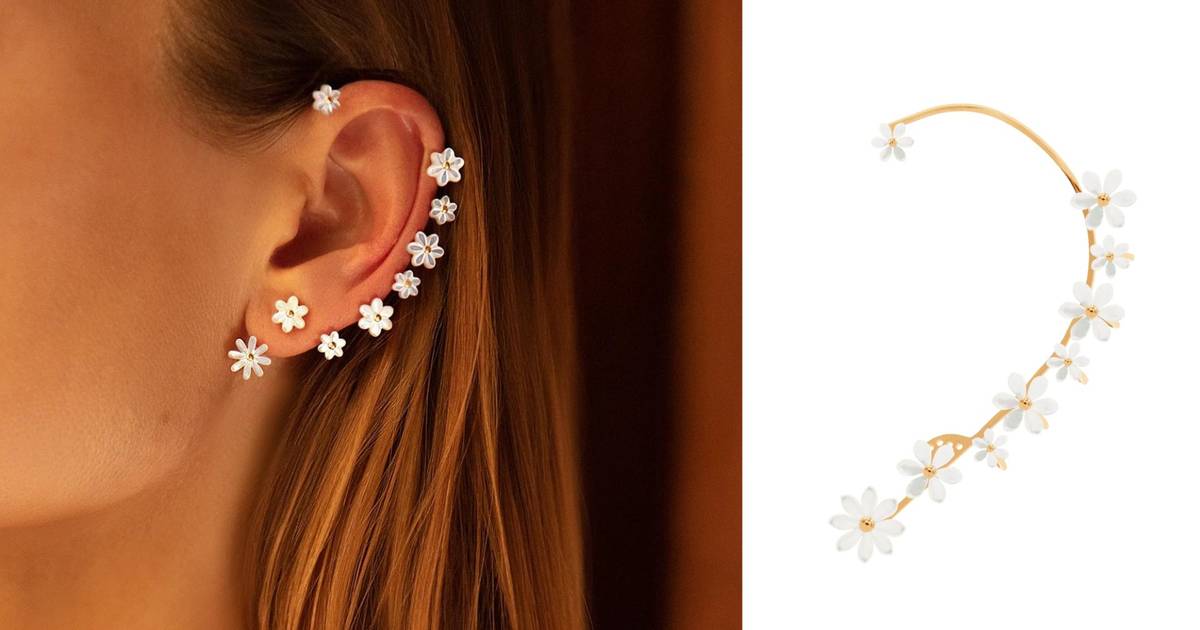 Za tą nausznicą każdy się ogląda. Subtelnie oplata ucho delikatnymi niezapominajkami | Ofeminin
