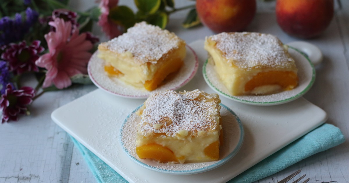 A neten találtam ezt a receptet: könnyű barackos szelet - Kiskegyed