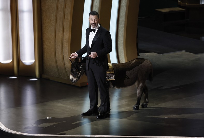 Oscary 2023. Jimmy Kimmel wyszedł na scenę z osiołkiem. PETA reaguje ... Oscary 2023. Jimmy Kimmel wyszedł na scenę z osiołkiem. PETA reaguje ...