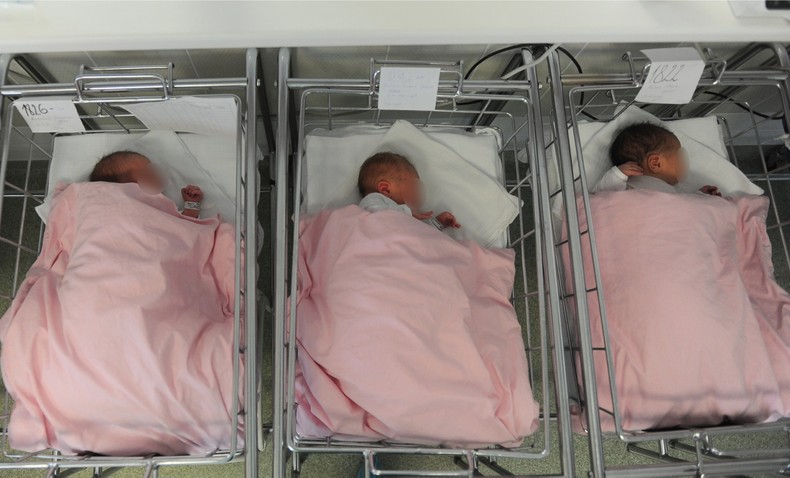 Prvoj novosadskoj bebi: 300.000 dinara Slavlje i u Čačku, na svet tri ...