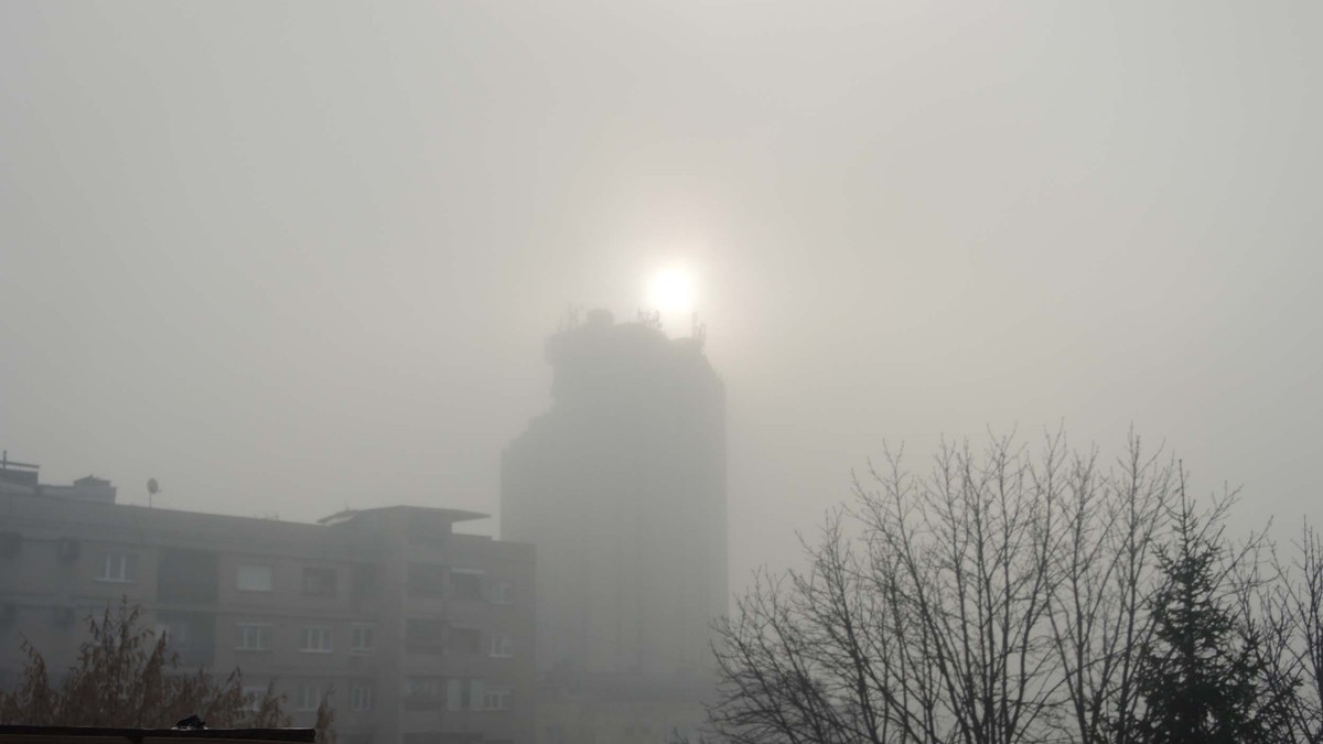 Magla "progutala" Užice: Sunce liči na bledunjavi krug na nebu i ne ...