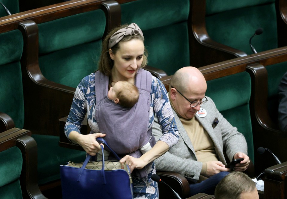 ona-krzysztofa-bosaka-z-dzieckiem-w-sejmie-matka-pracuj-ca-plejada-pl